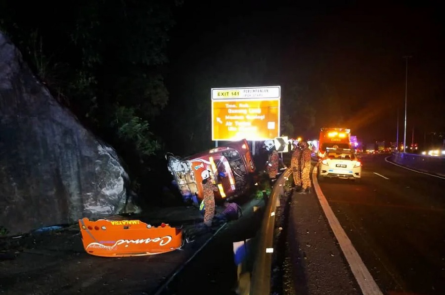 Bas terbalik selepas Terowong Menora, 14 cedera | Careta